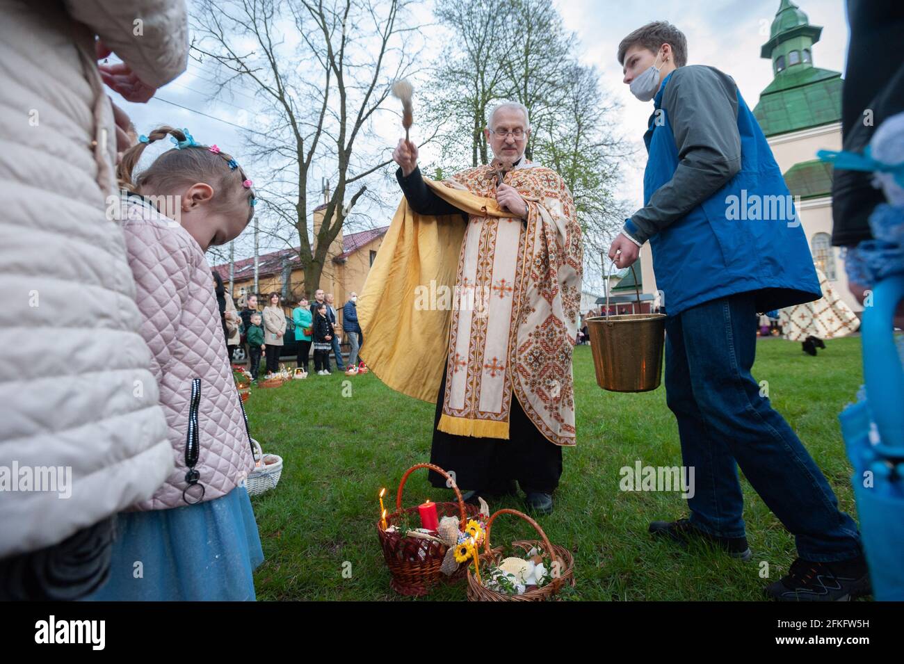 Catholic church easter priest hi-res stock photography and images - Alamy