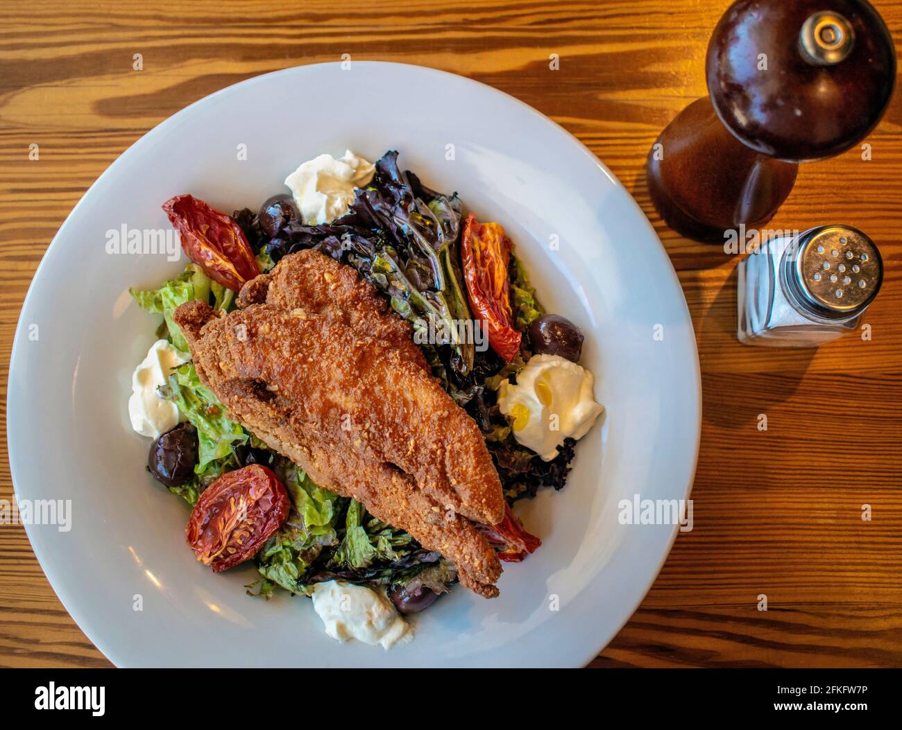 Crispy chicken salad (green leaves, fried chicken, Finland cheese ...