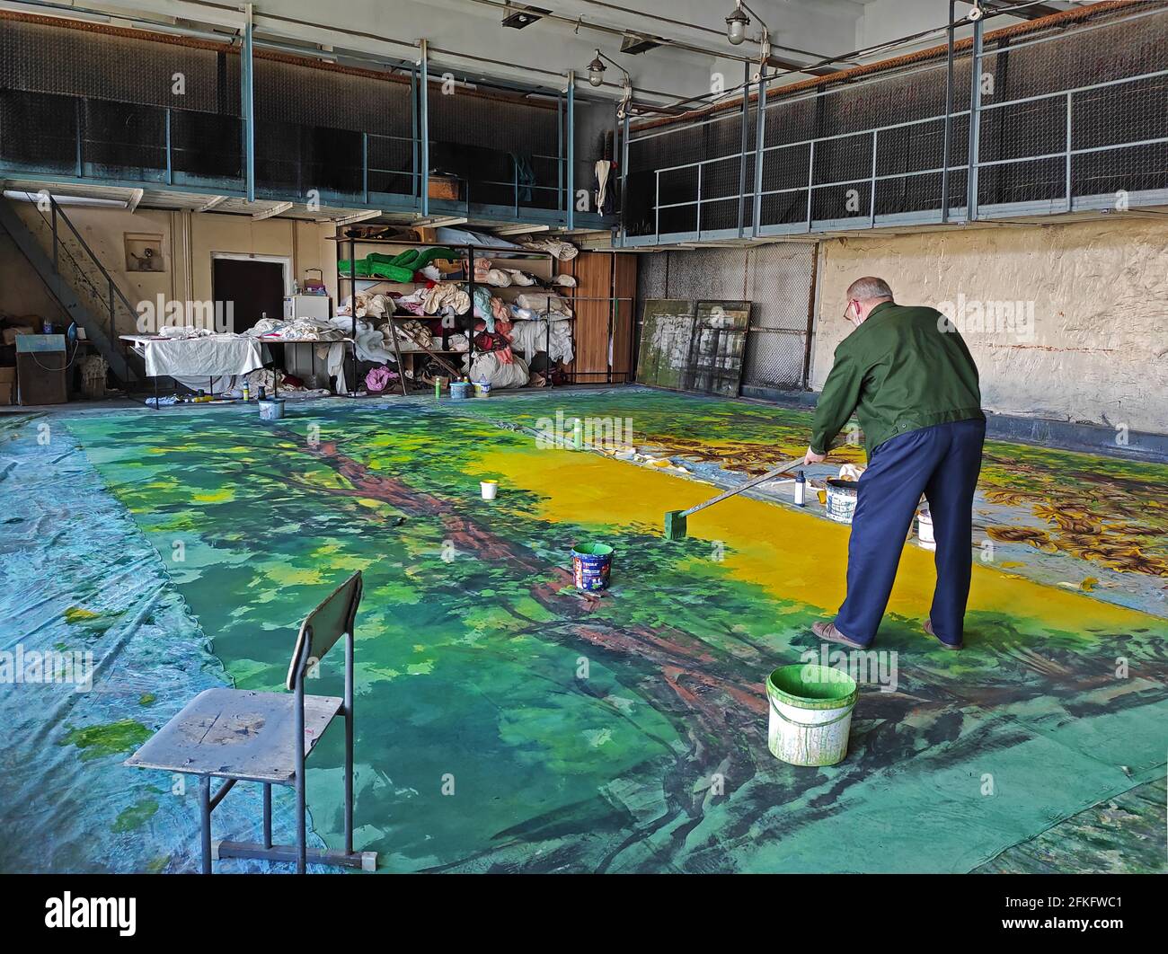 Artist uses huge brush to create stage decorations in his workshop ...