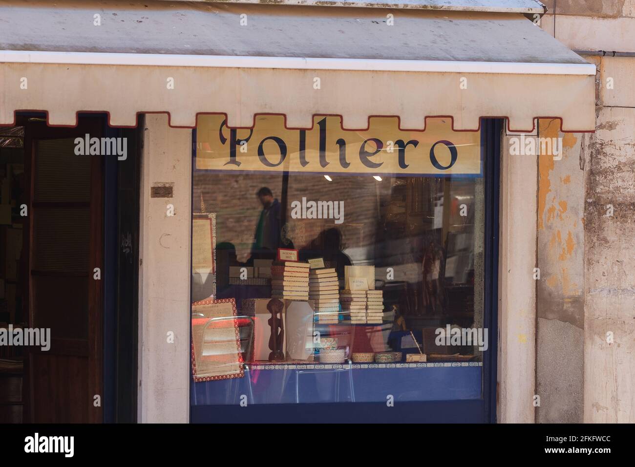 Bookstore showcase hi-res stock photography and images - Alamy