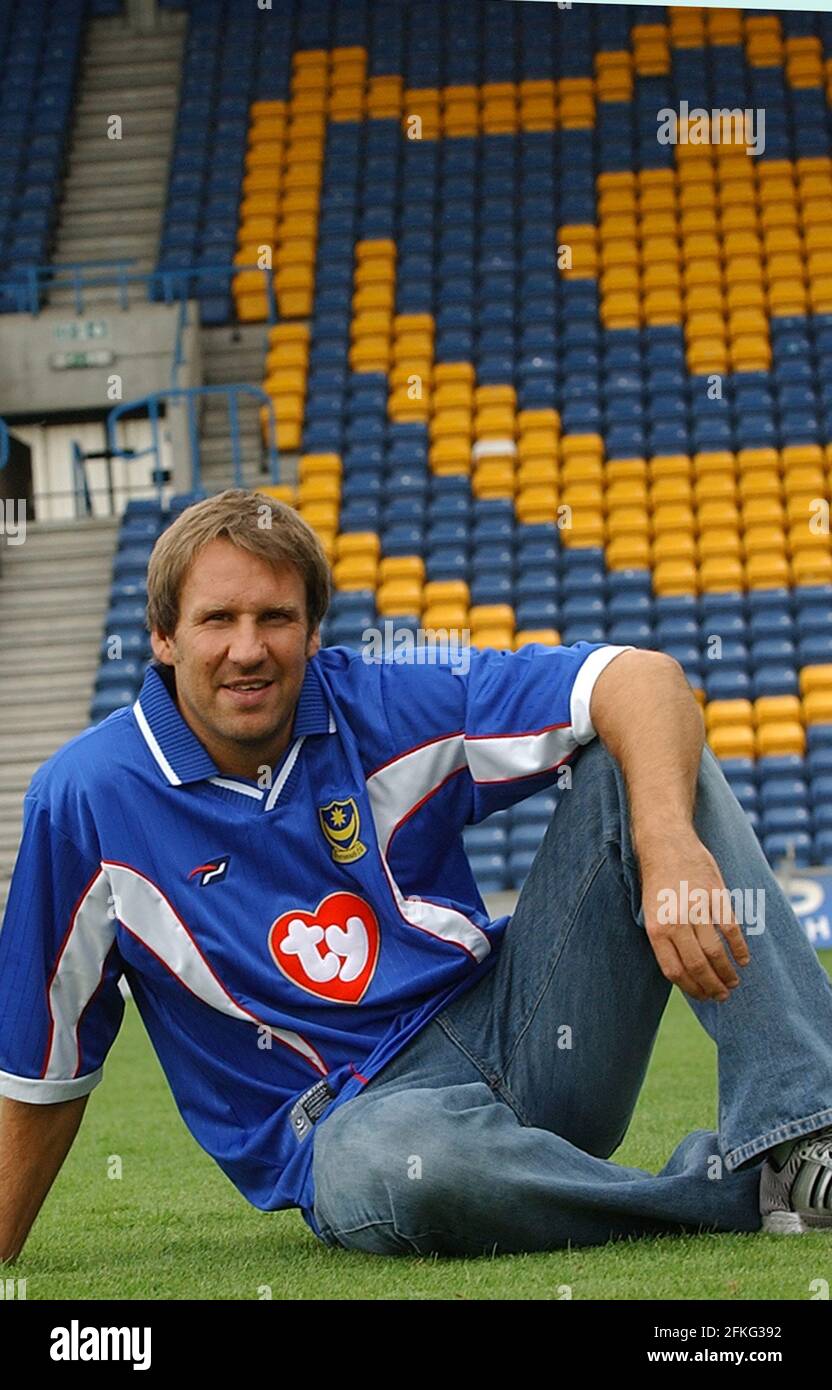 PAUL MERSON SIGNS FOR PORTSMOUTH FC. PIC MIKE WALKER, 2002 Stock Photo ...