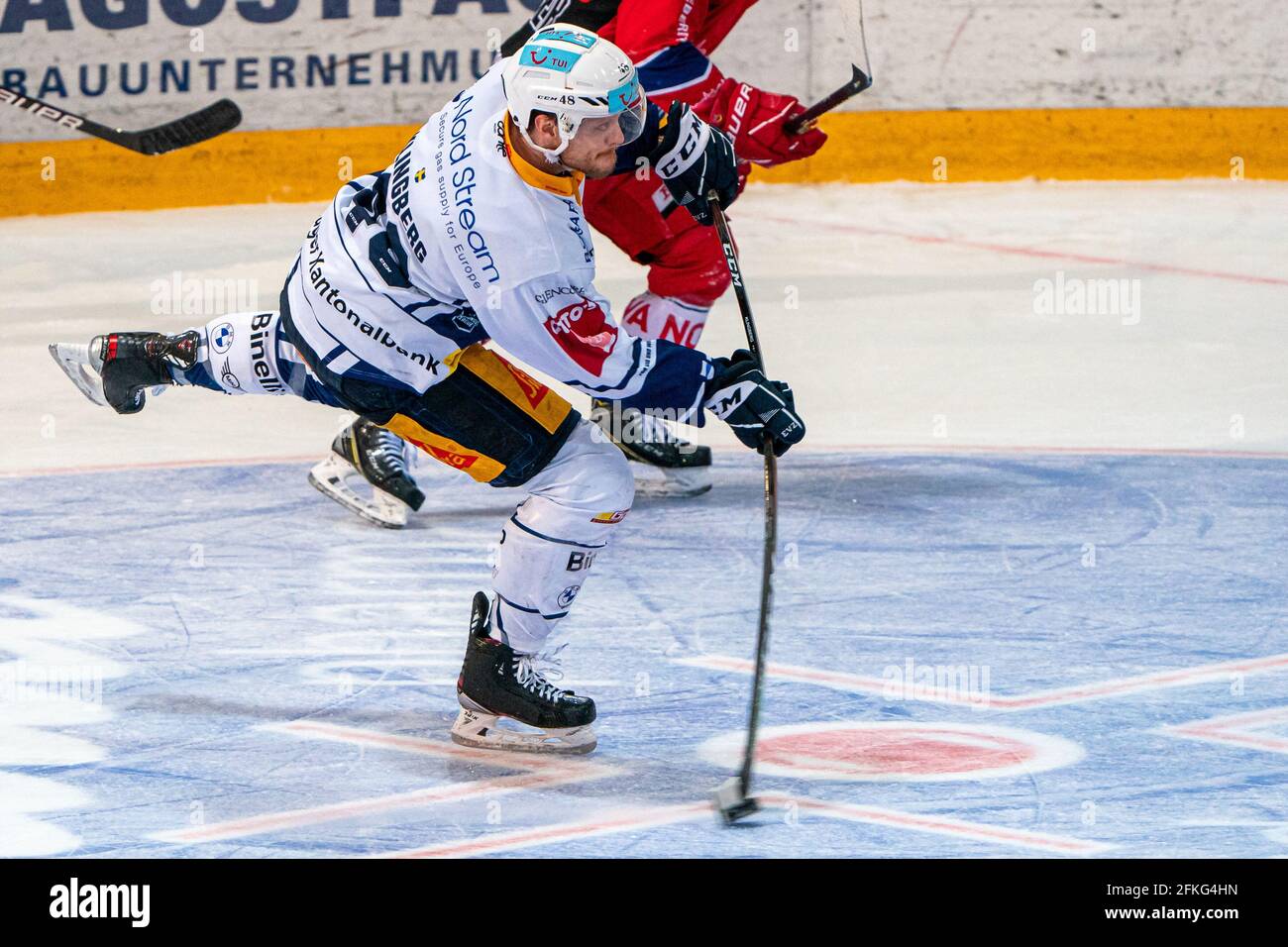 Completion of Carl Klingberg # 48 (EV Zug) during the National League ...