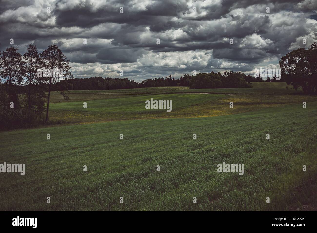 Dark and moody sky hi-res stock photography and images - Alamy