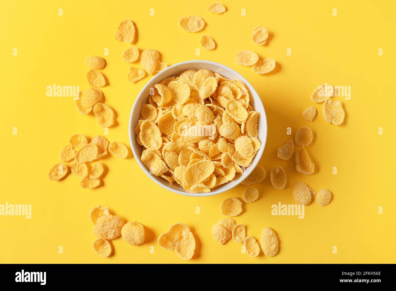 Bowl with tasty cornflakes on color background Stock Photo - Alamy
