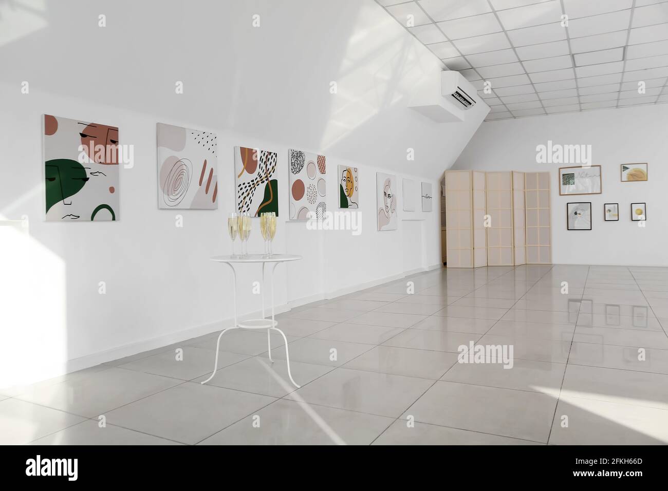 Interior of modern art gallery Stock Photo - Alamy