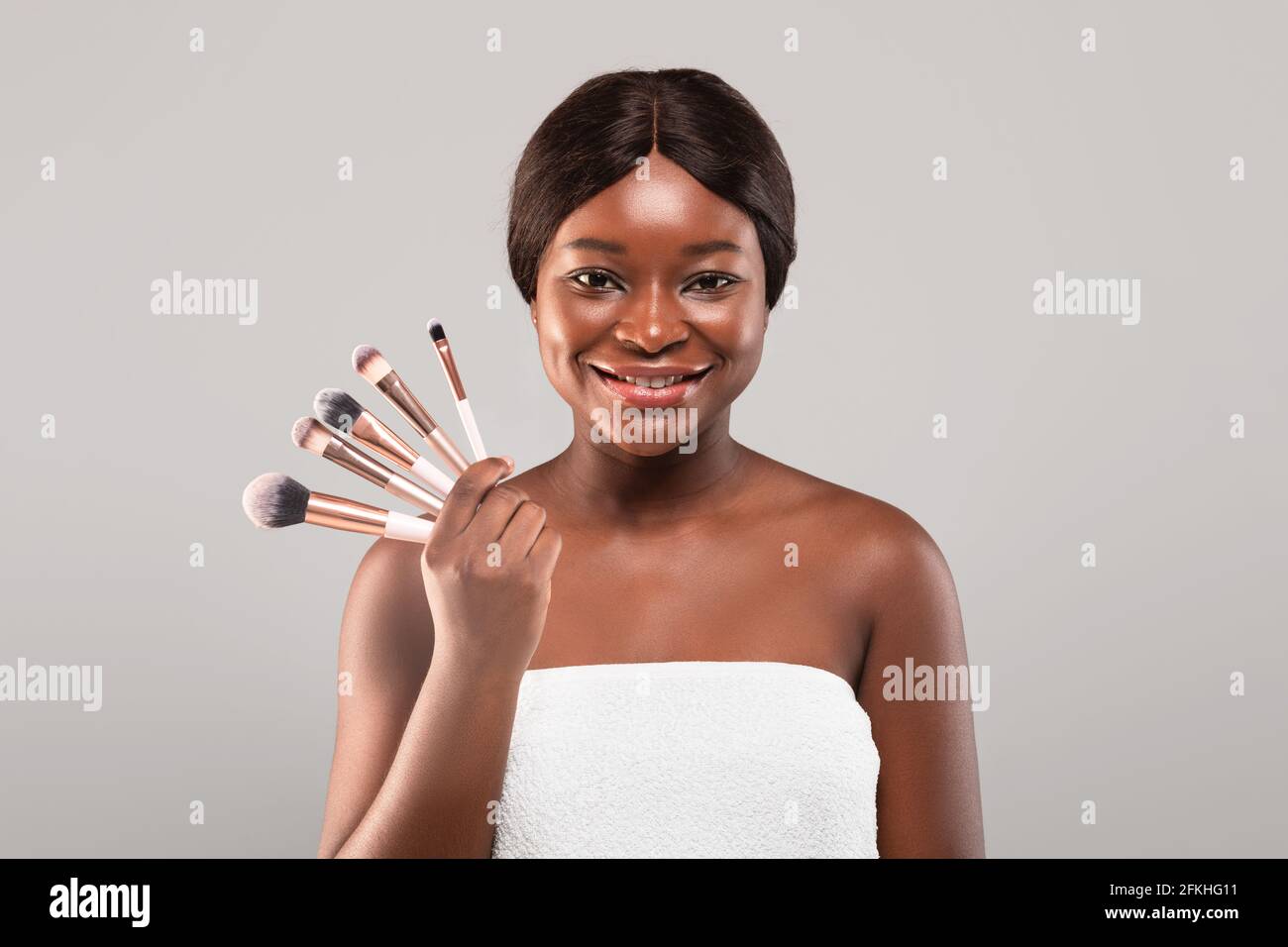 Woman face powder brushes hi-res stock photography and images - Alamy