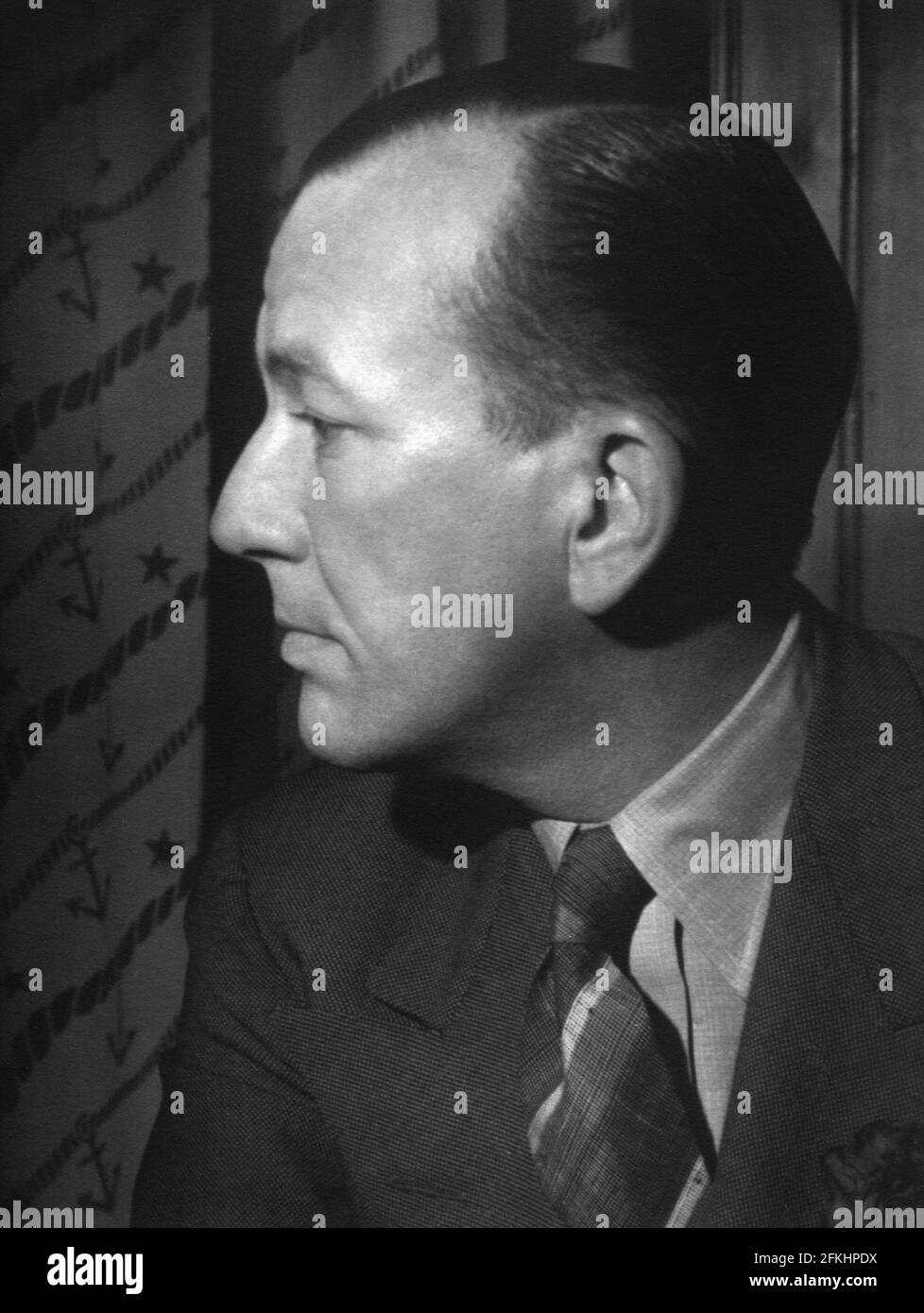 NOEL COWARD 1939 Head and Shoulders Portrait Stock Photo - Alamy