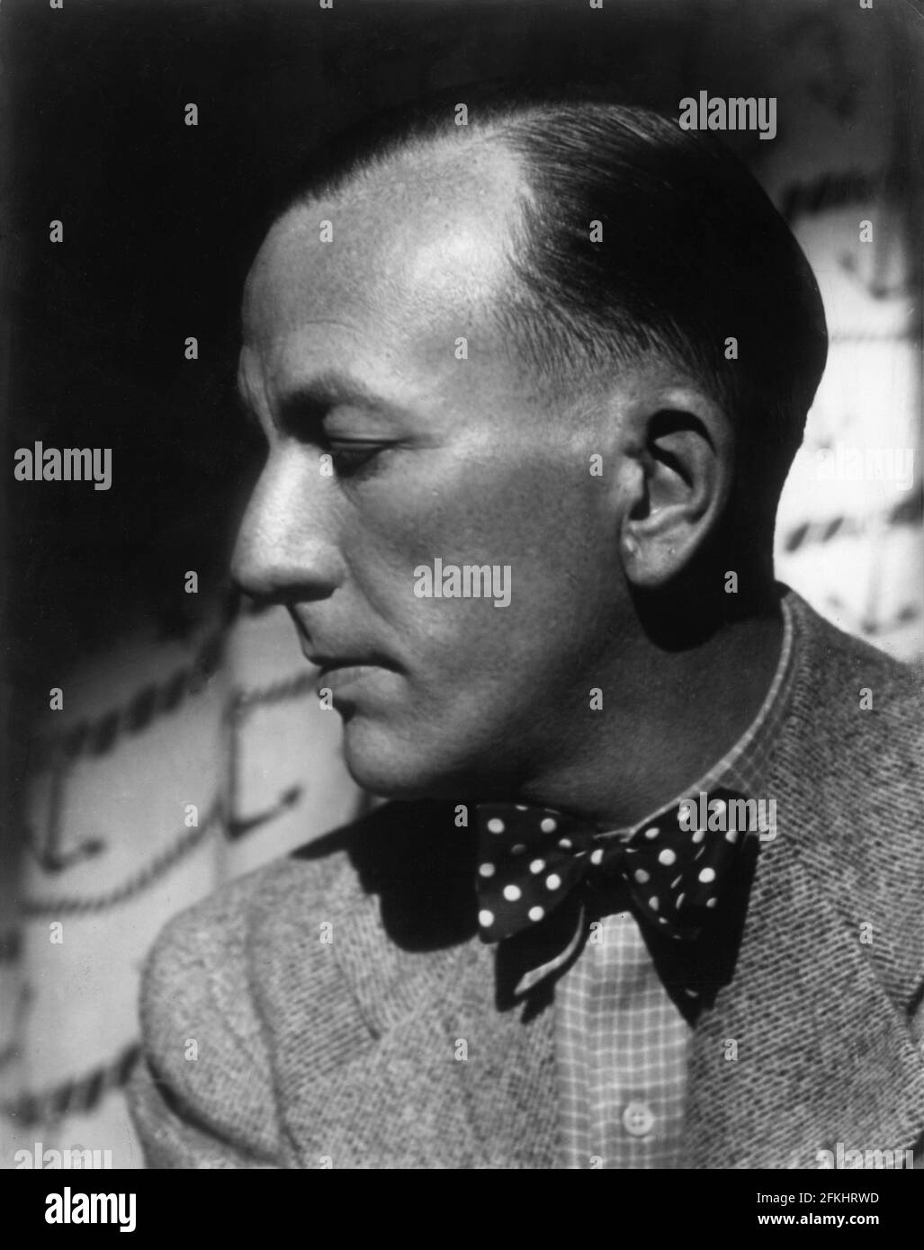 NOEL COWARD 1939 Head and Shoulders Portrait Stock Photo - Alamy