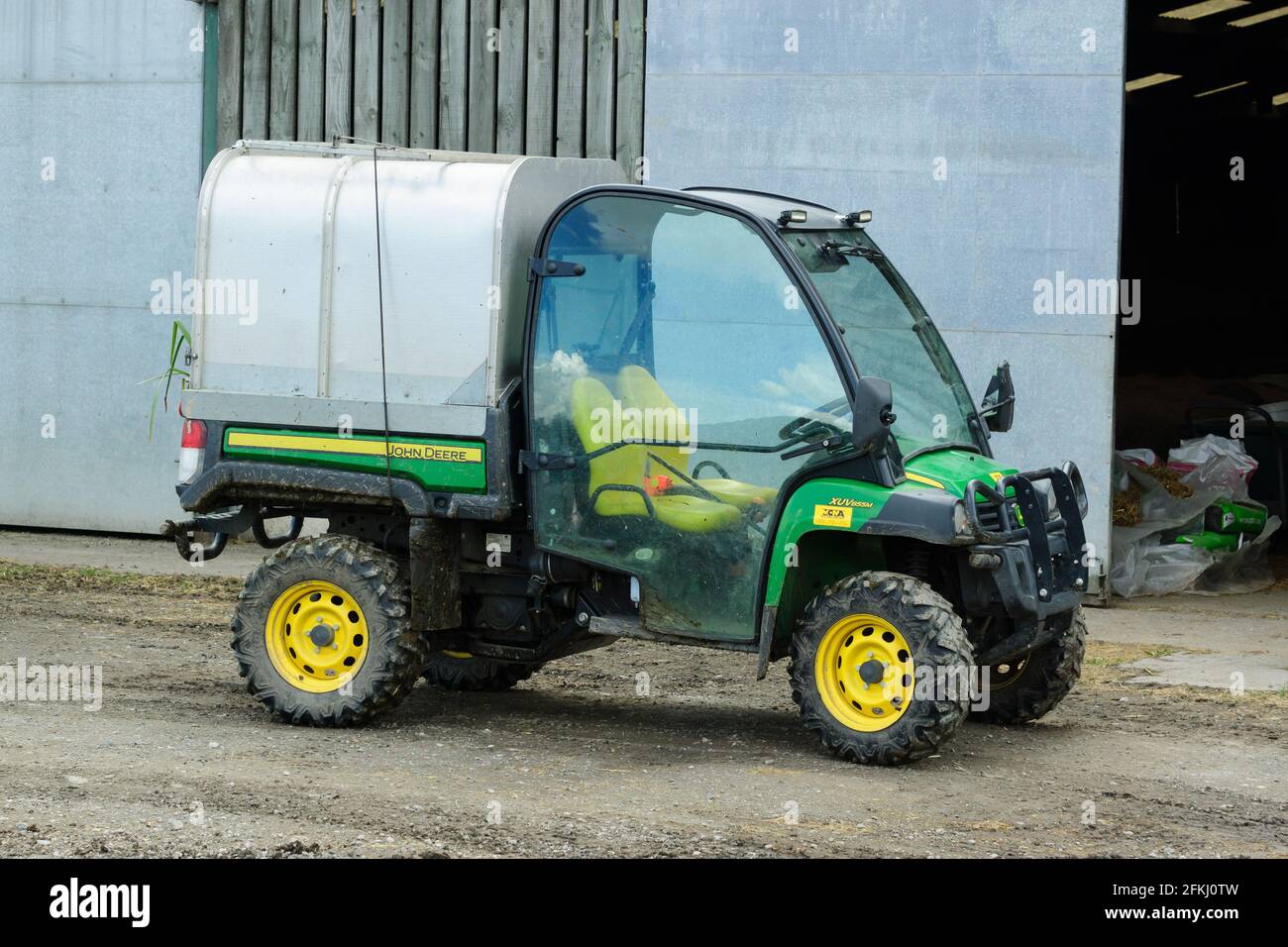 Modern british farmyard hi-res stock photography and images - Alamy