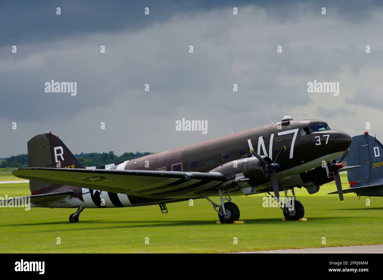 Douglas 47 skytrain ww hi-res stock photography and images - Alamy
