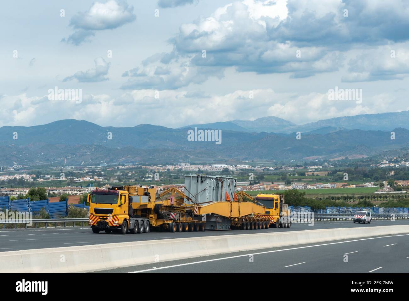 Special transport, two trucks, one in front and the other behind, to ...