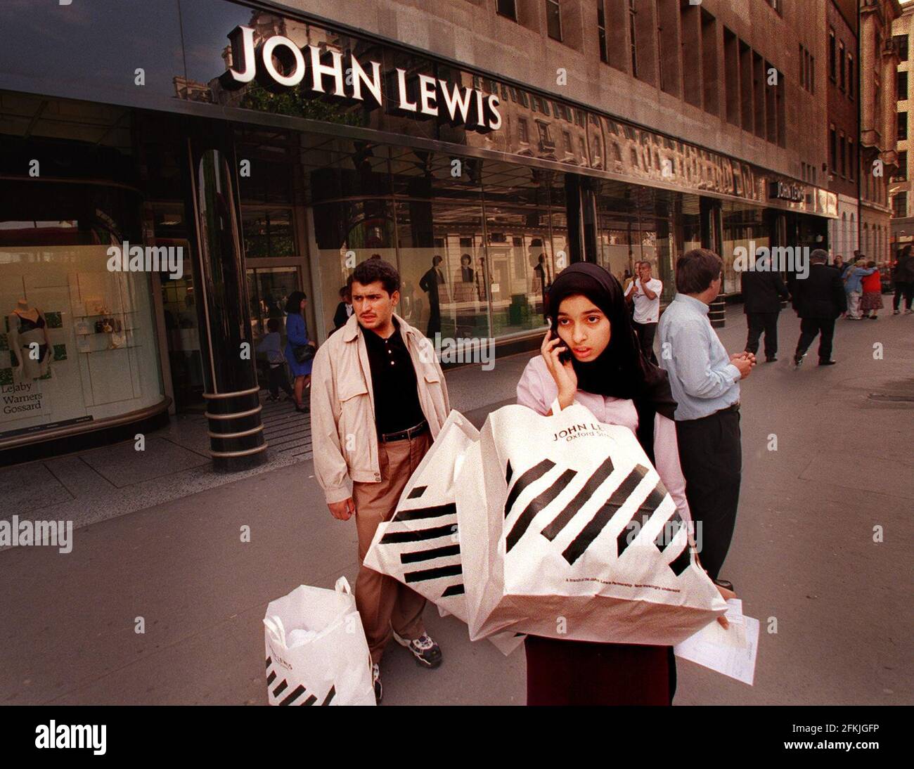 CUSTOMERS OUTSIDE JOHN LEWIS , OXFORD STREET LONDON Stock Photo - Alamy