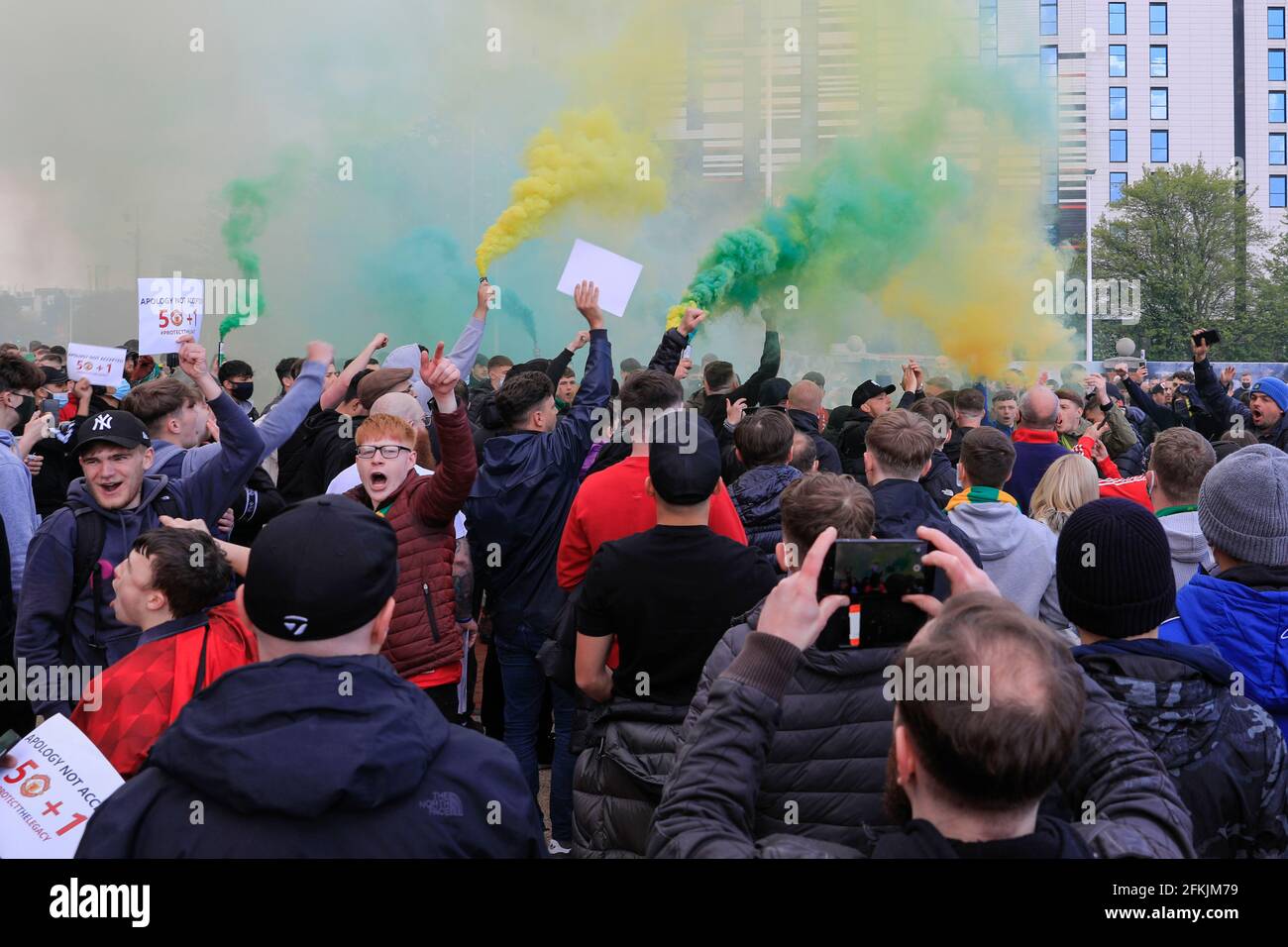 Manchester, UK. 02nd May, 2021. Manchester United fans start to let off ...