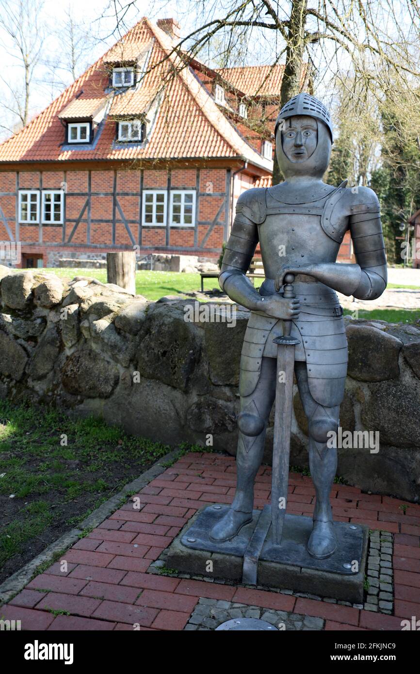 Ritter-Skulptur vor Burg Bodenteich, ehemalige Wasserburg aus dem ...