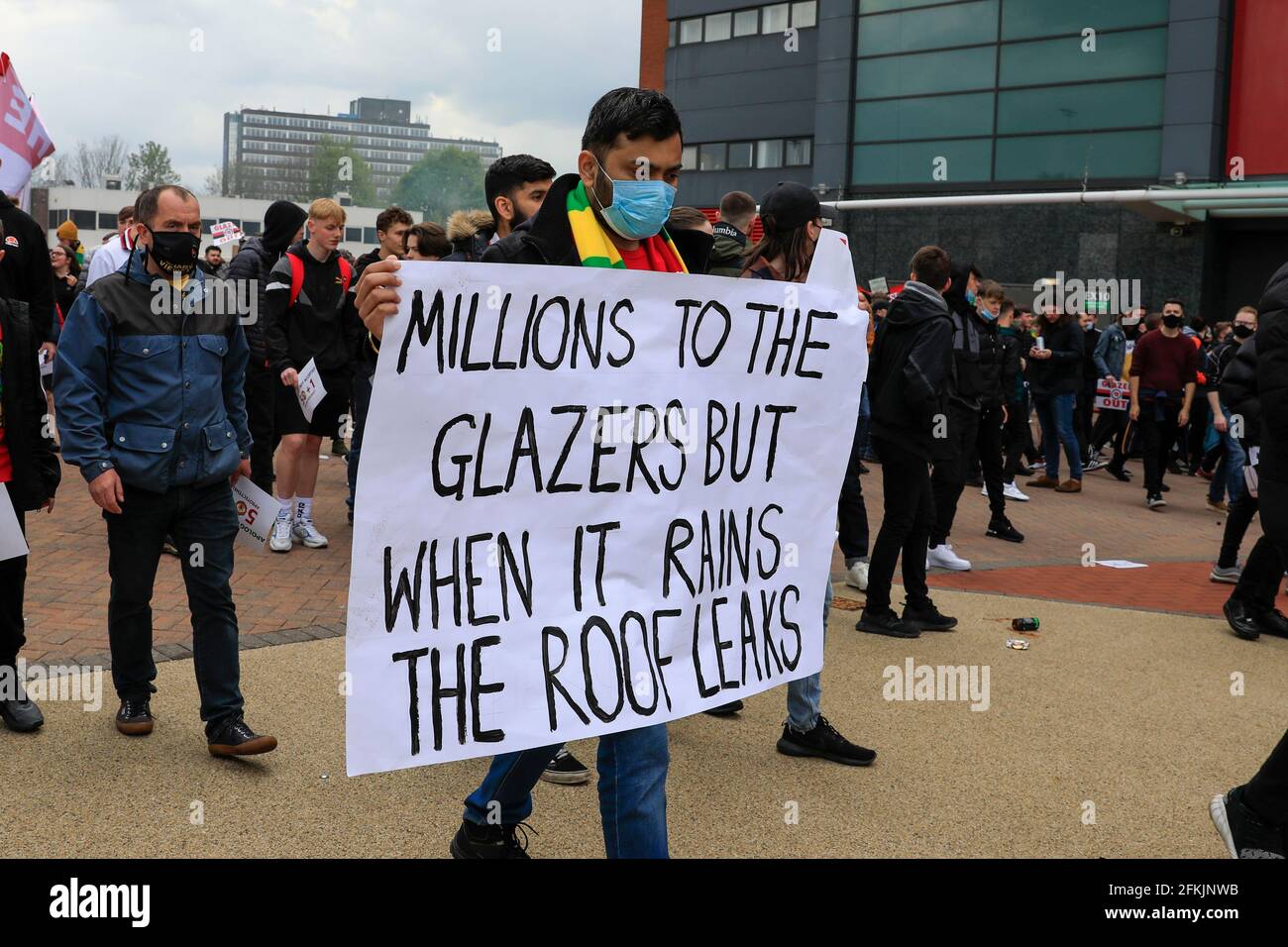 Manchester United fans protest about the Glazers ownership of the club ...