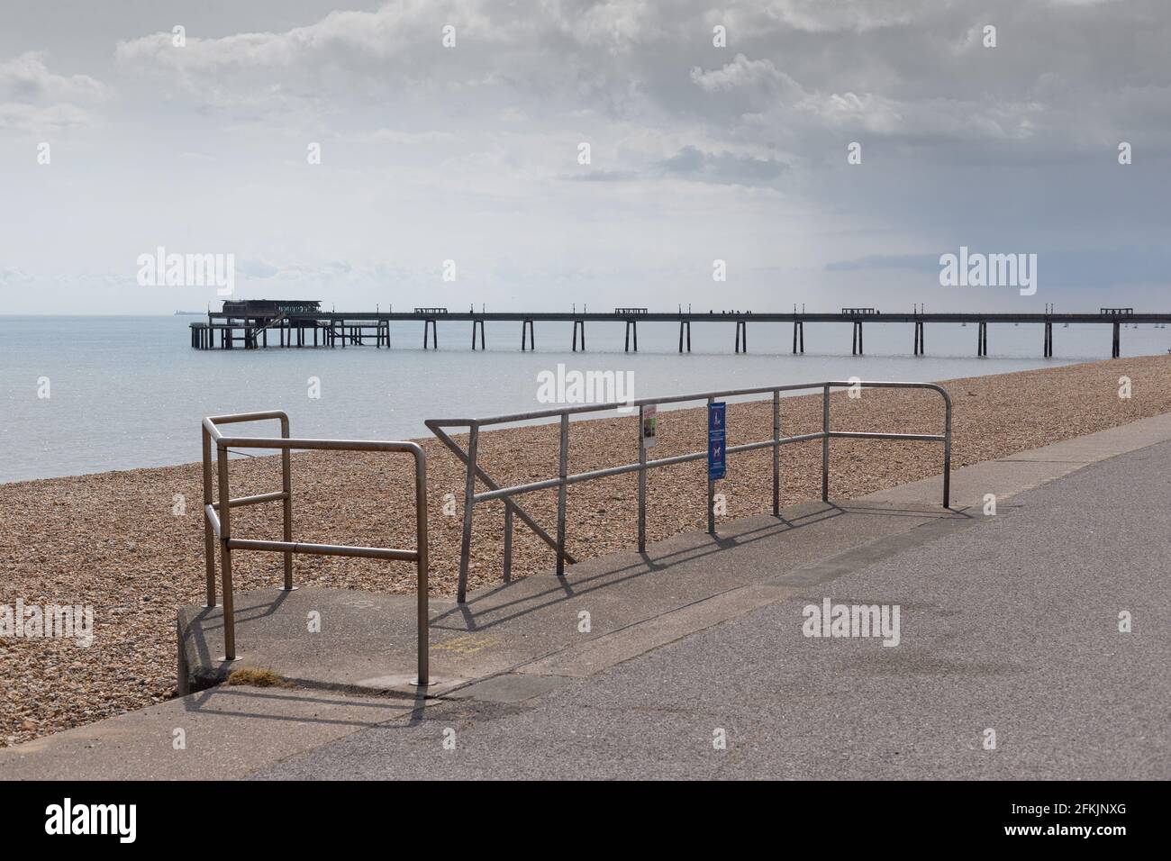 Pier pebble shingle beach sea hi-res stock photography and images - Alamy