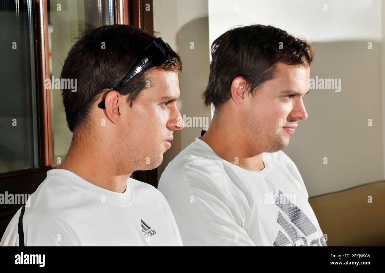 Identical twin hi-res stock photography and images - Alamy