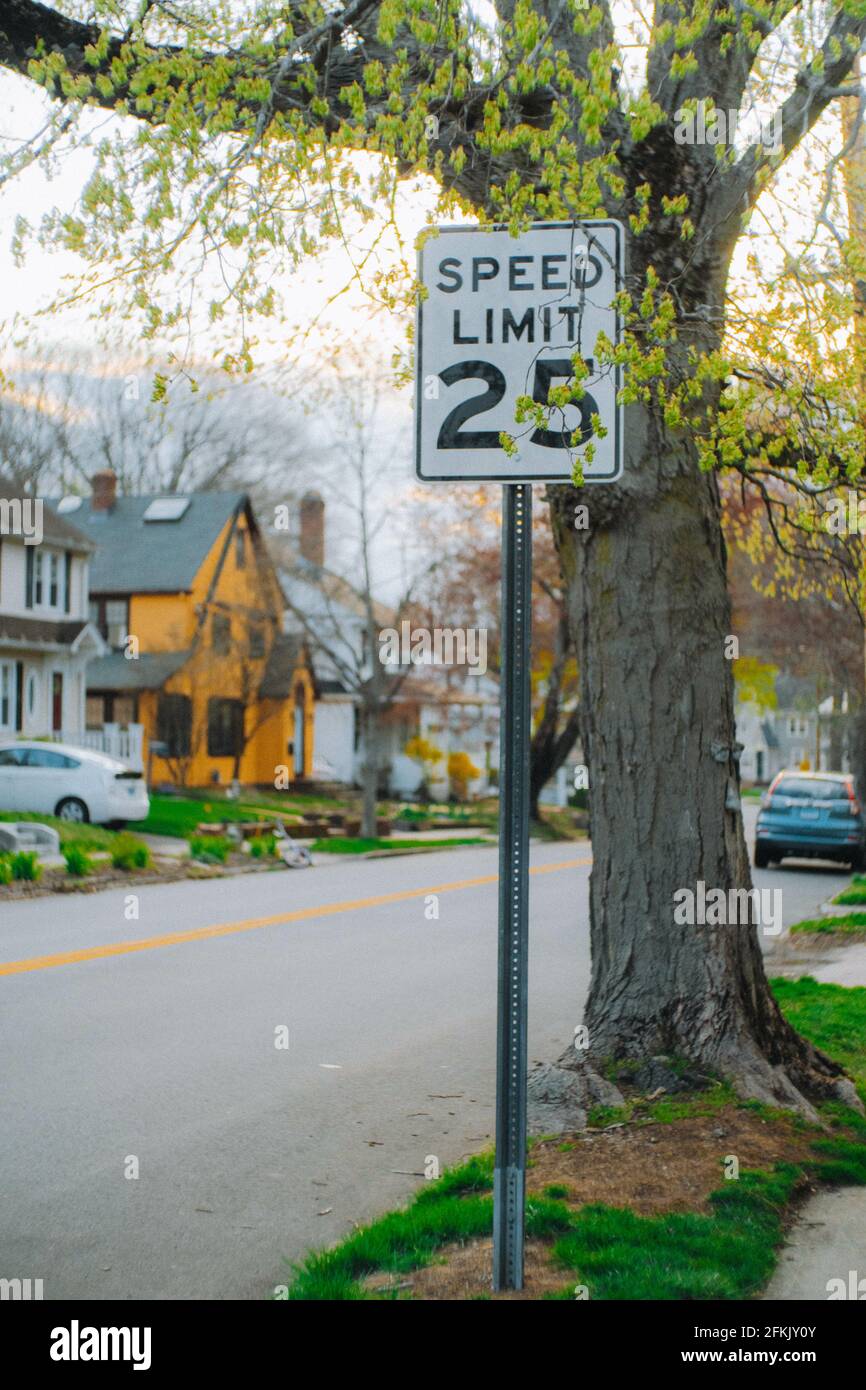 25 kph speed limit signage hi-res stock photography and images - Alamy