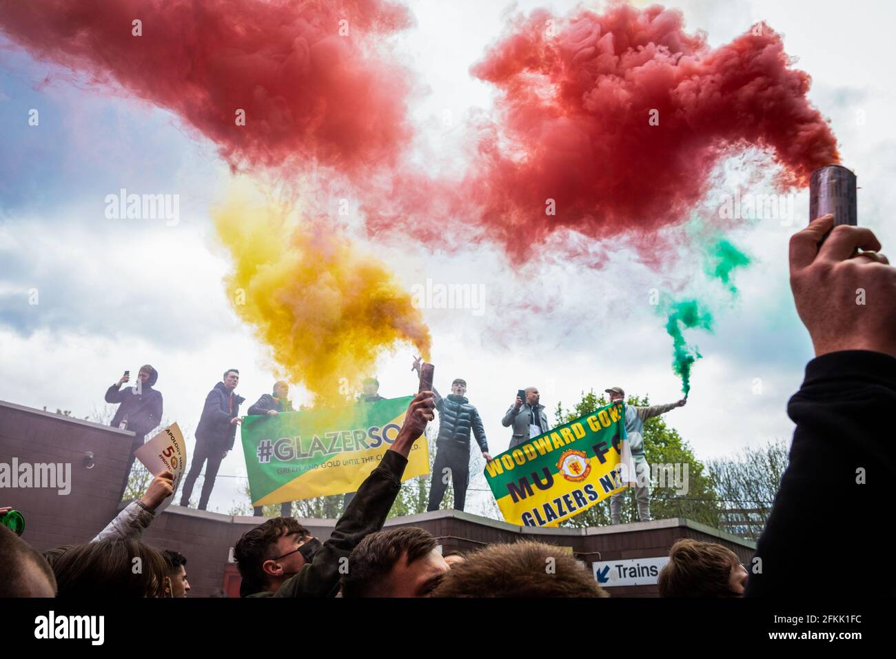 Manchester, UK. 02nd May, 2021. Football fans burn flares outside the ...