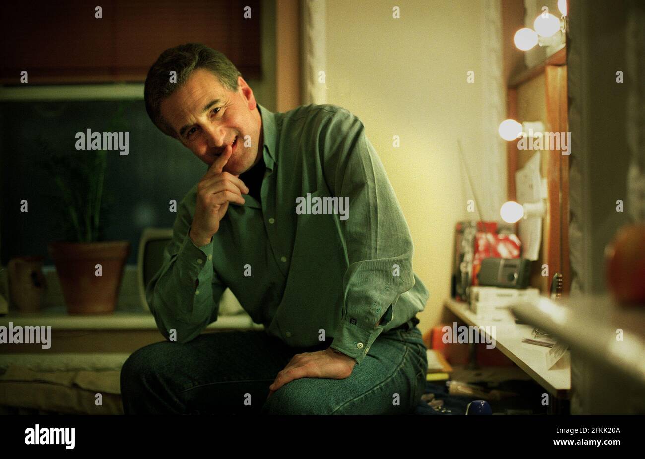 HENRY GOODMAN AT THE GARRICK THEATRE. APRIL 2001 Stock Photo - Alamy