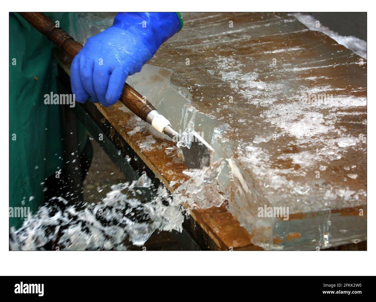 Duncan Hamilton ice sculptor at work at his studio in Wimbledon Stock ...