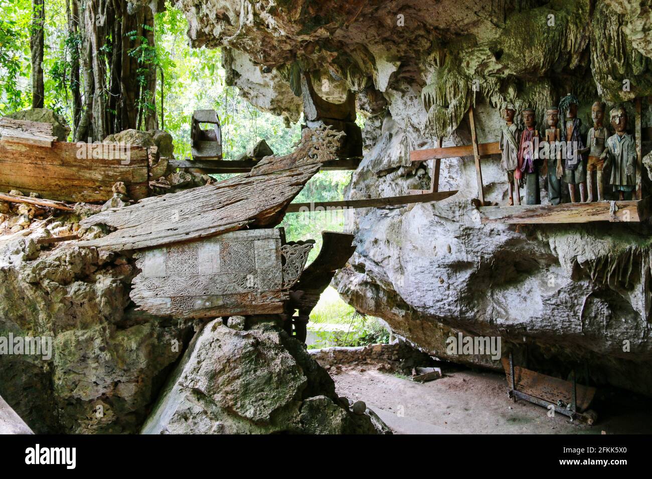 Rotten Coffins, Guardians of the Dead (Tau-Tau’s) and Human Skulls in ...