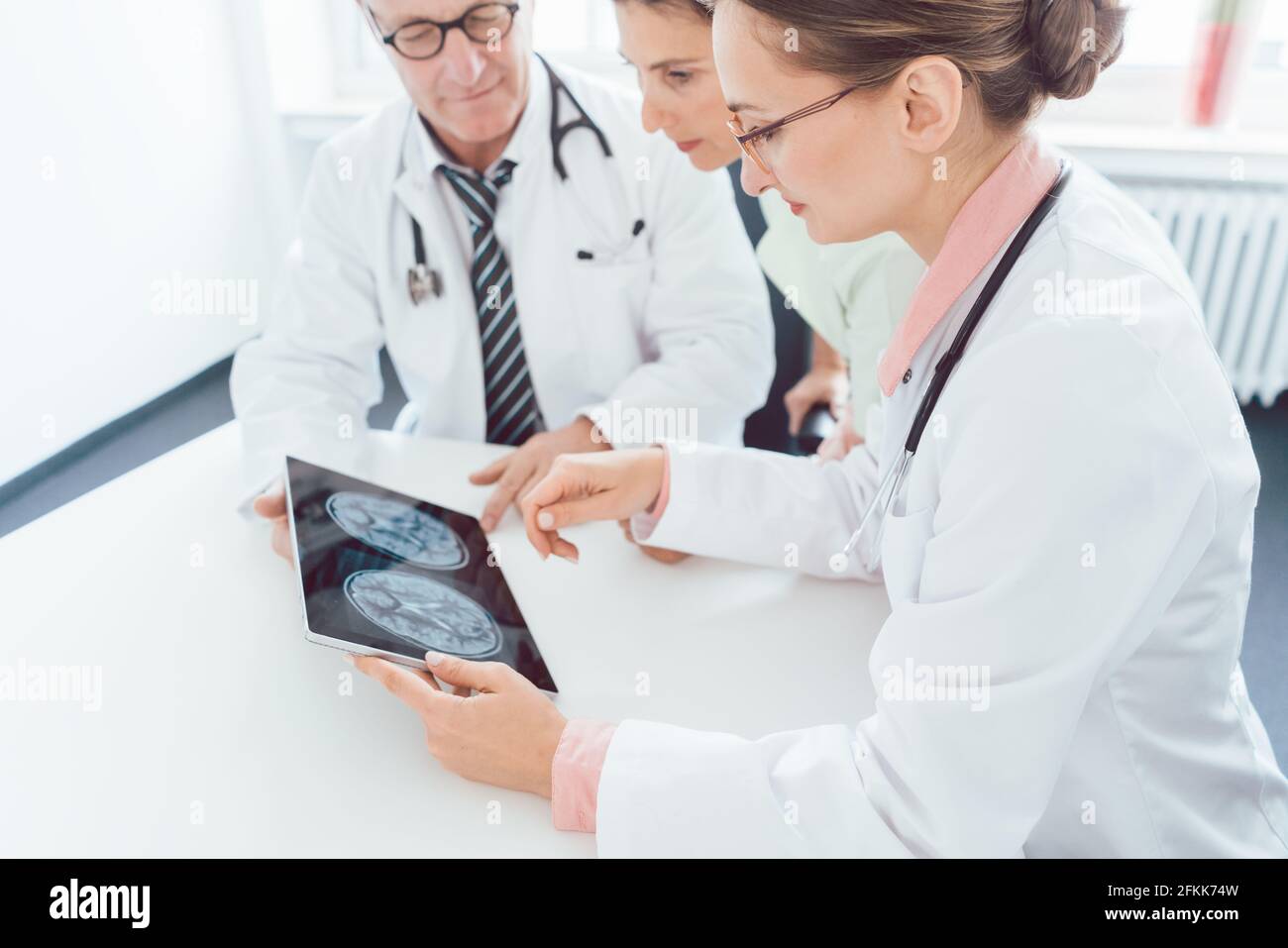 Doctors working at computer hi-res stock photography and images - Alamy