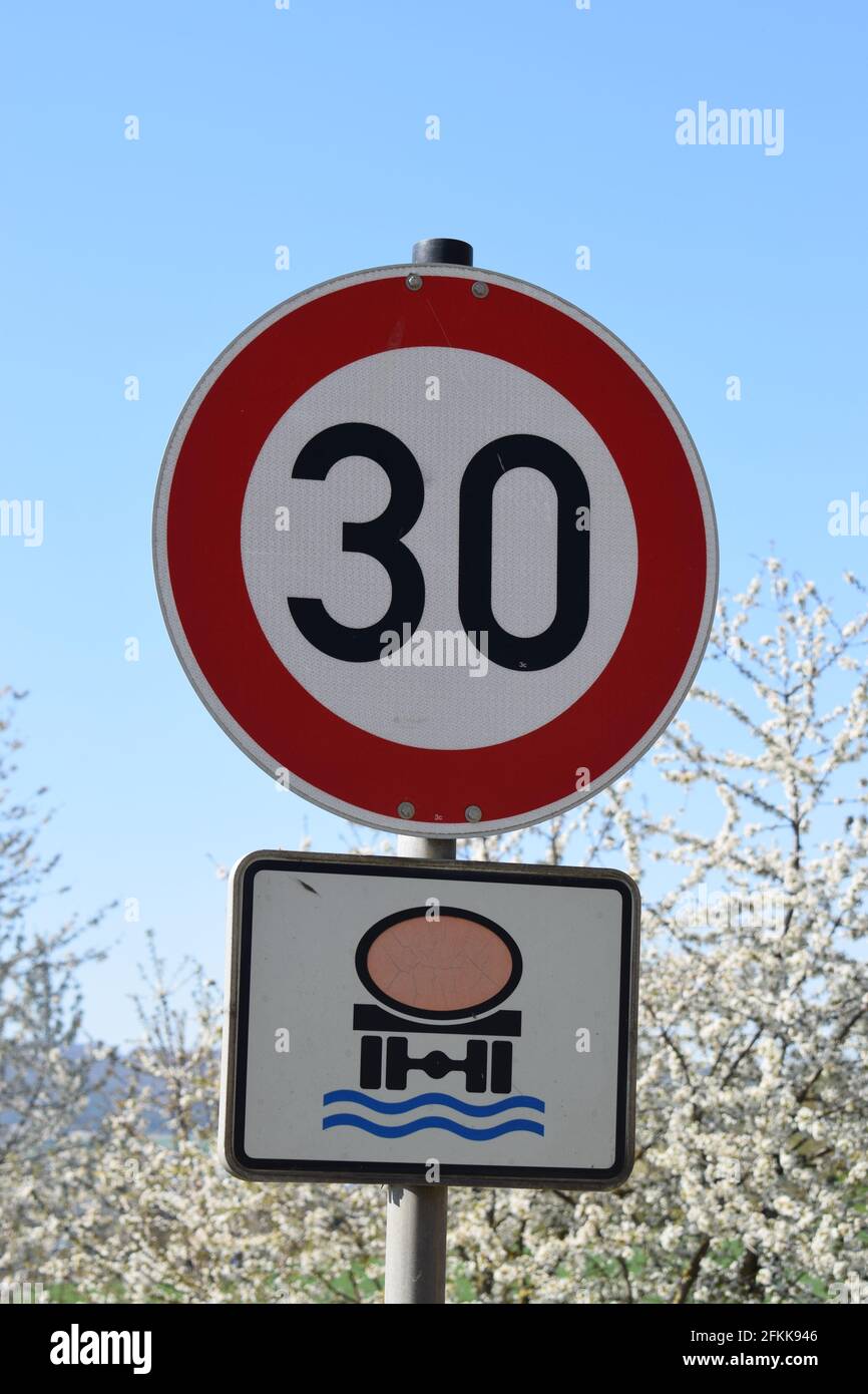 30 kph sign hi-res stock photography and images - Alamy