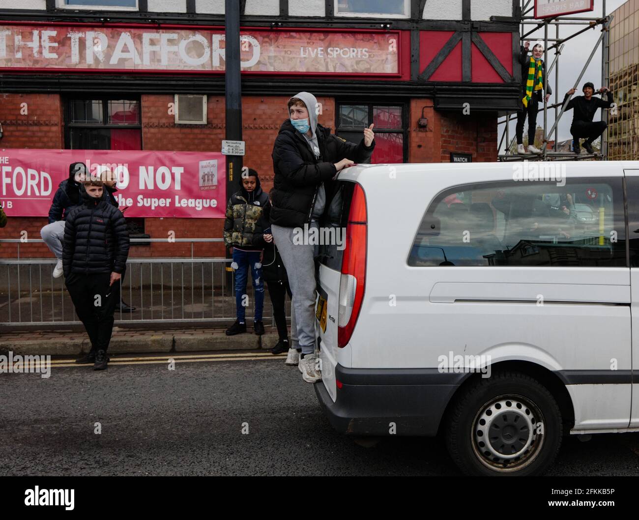 Defiant crowd hi-res stock photography and images - Alamy