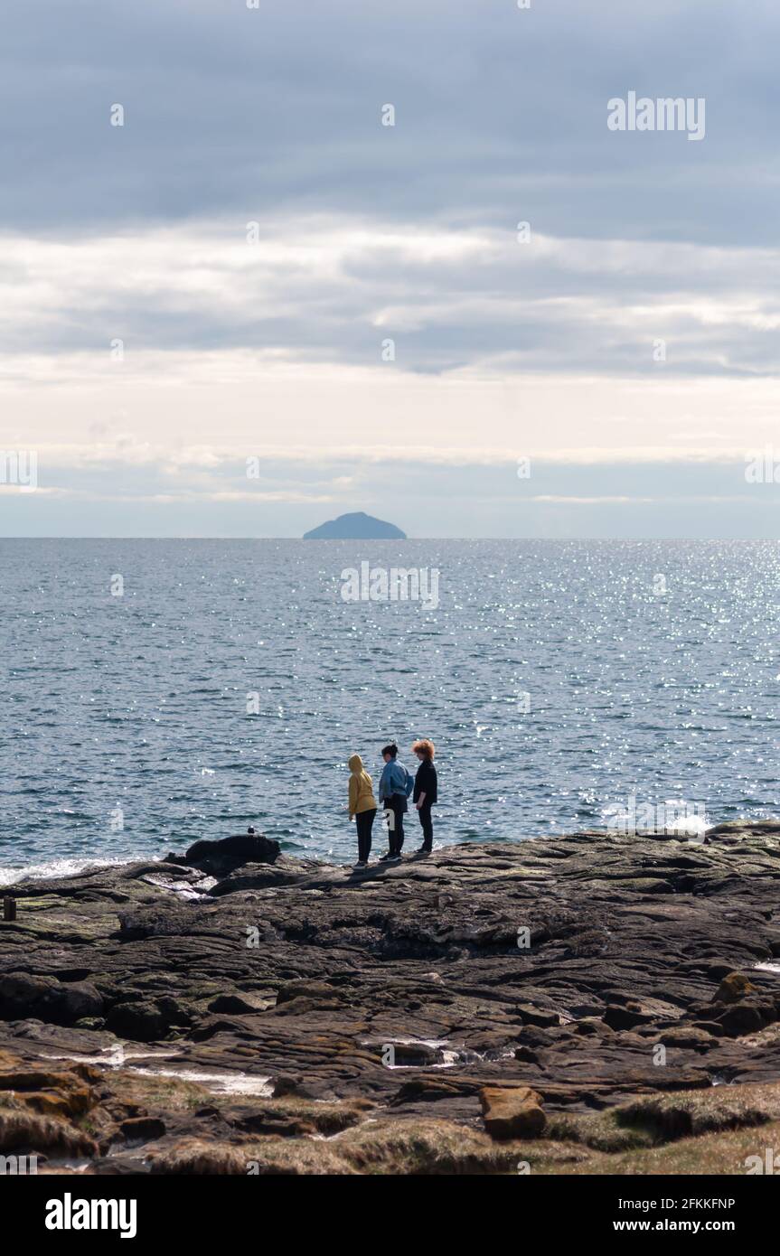 Troon, Scotland, UK. 2nd May, 2021. UK Weather: A rocky beach with ...
