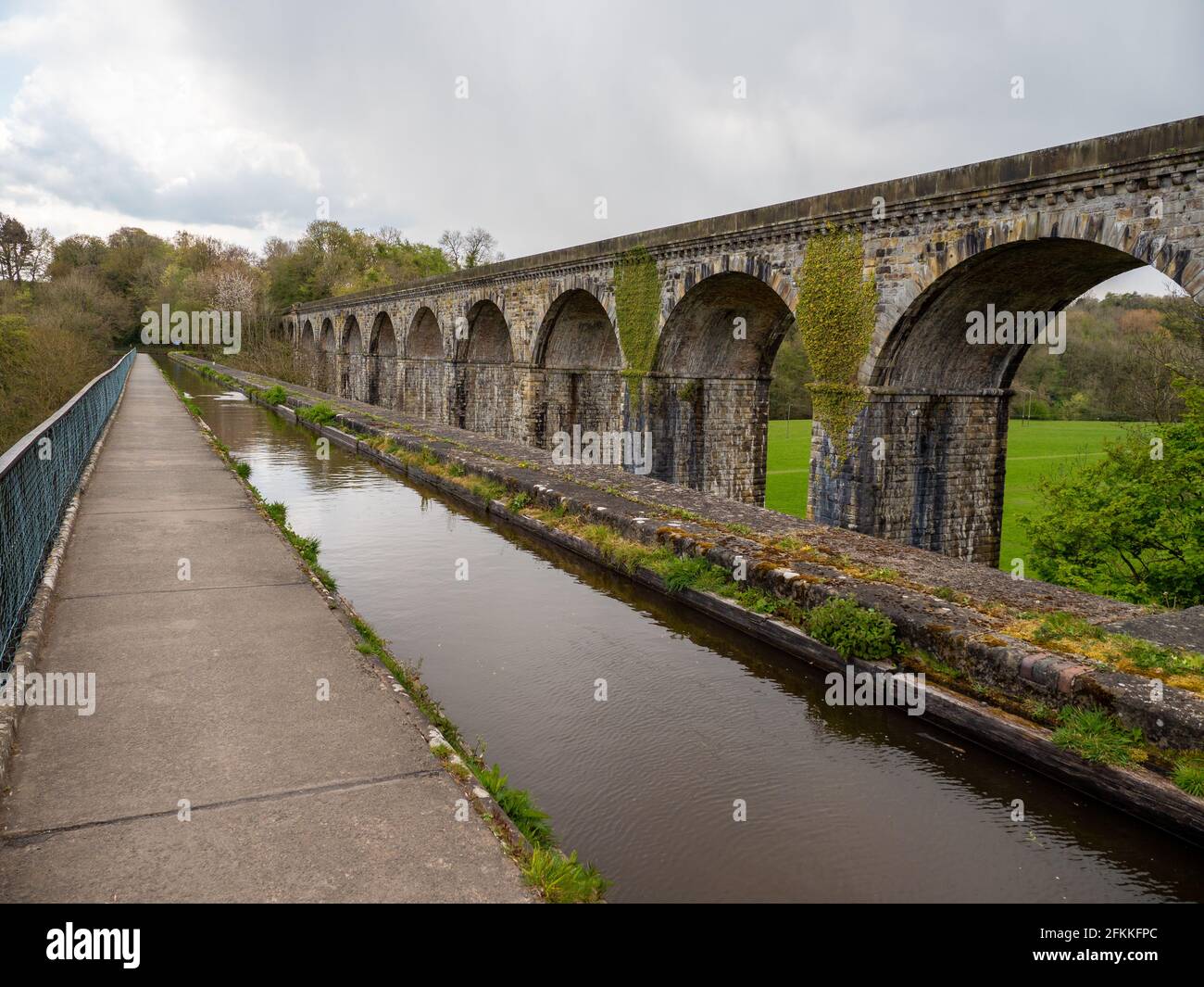 Chirk railway viaduct and aqueduct hi-res stock photography and images ...
