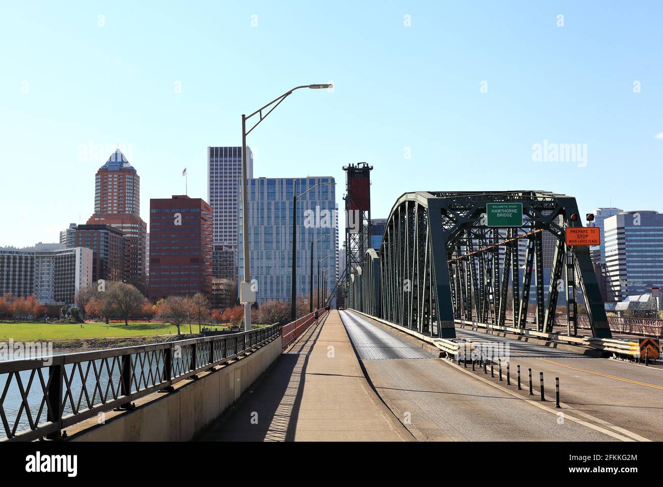 Portland, City of Bridges: Hawthorne Bridge Stock Photo - Alamy