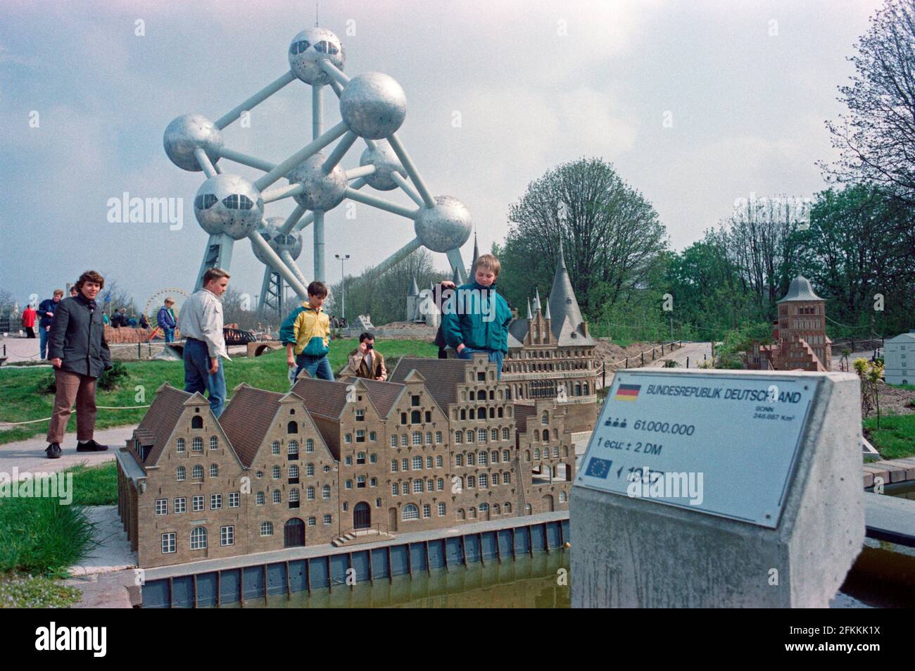 Family with children 1990 europe hi-res stock photography and images ...