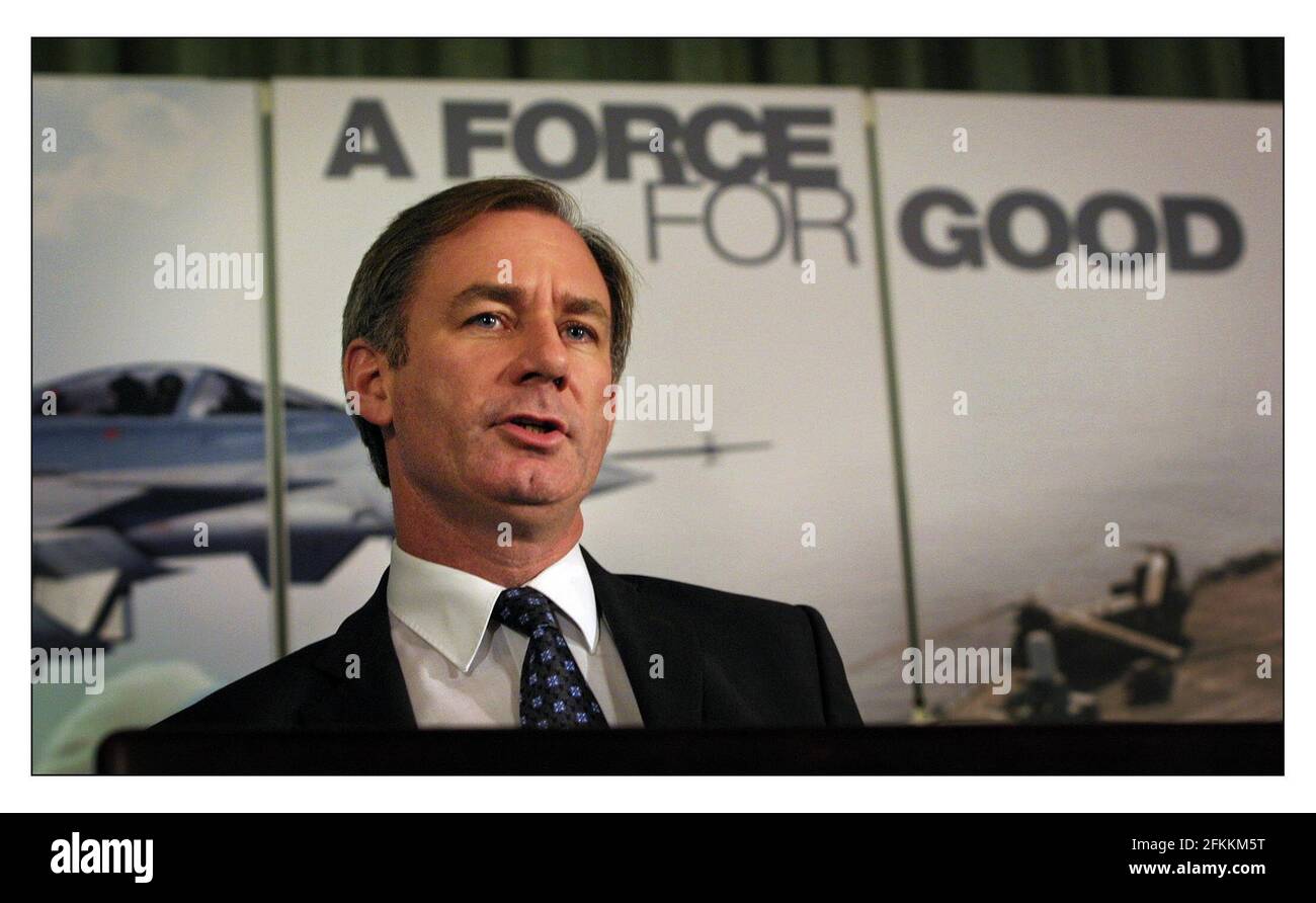 Geoff Hoon, Defence sec. and Admiral Sir Michael Boyce at a press ...