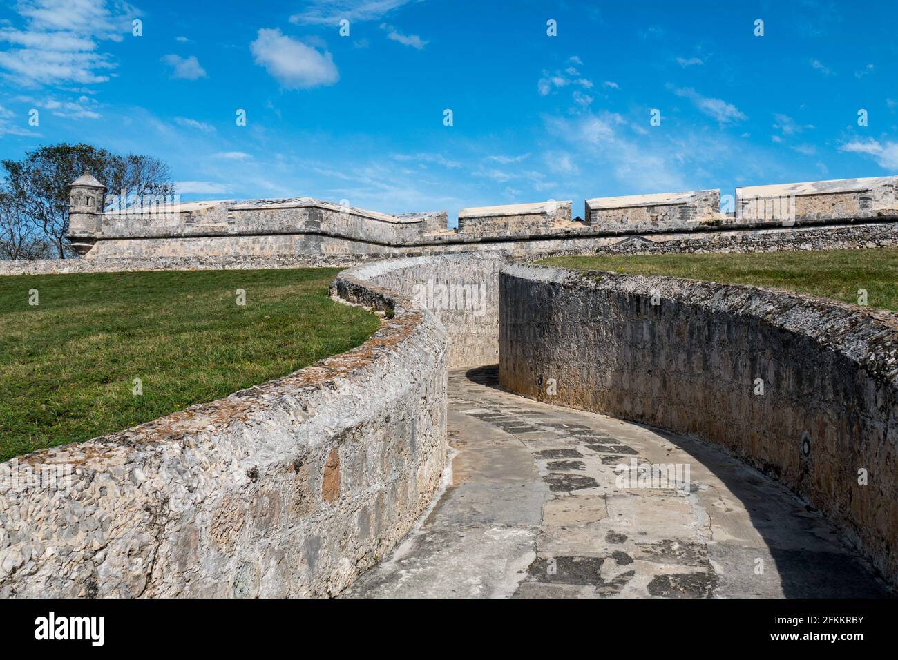 El fuerte de San Miguel de Campeche es un ejemplo significativo de la ...