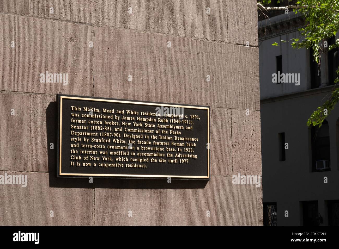 Historic plaque for The Historic Robb House on Park Avenue, NYC, USA ...