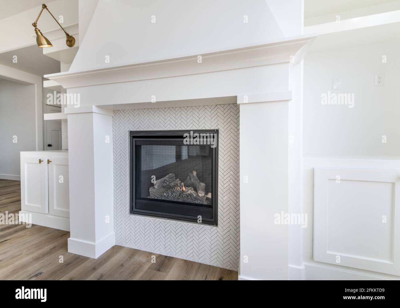 A fireplace with a white mantle in a modern room Stock Photo - Alamy
