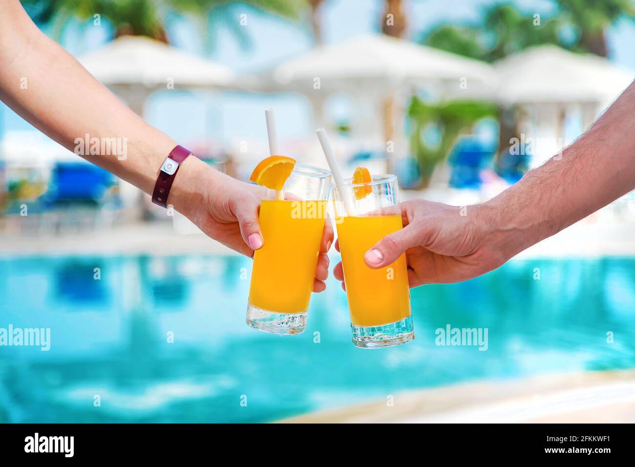 Cocktail pool relax man woman hi-res stock photography and images - Alamy