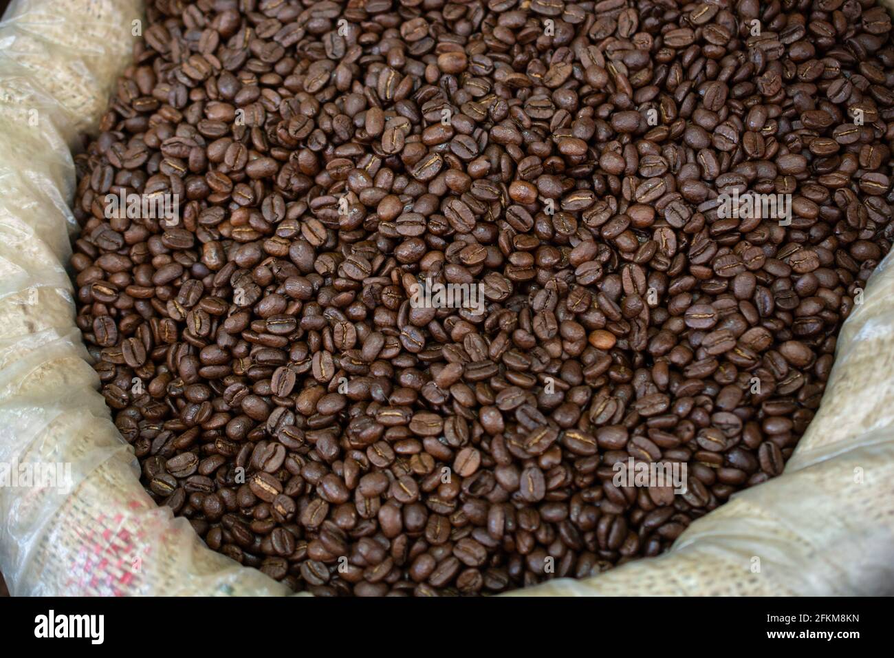 Coffee beans texture or coffee beans background Stock Photo - Alamy