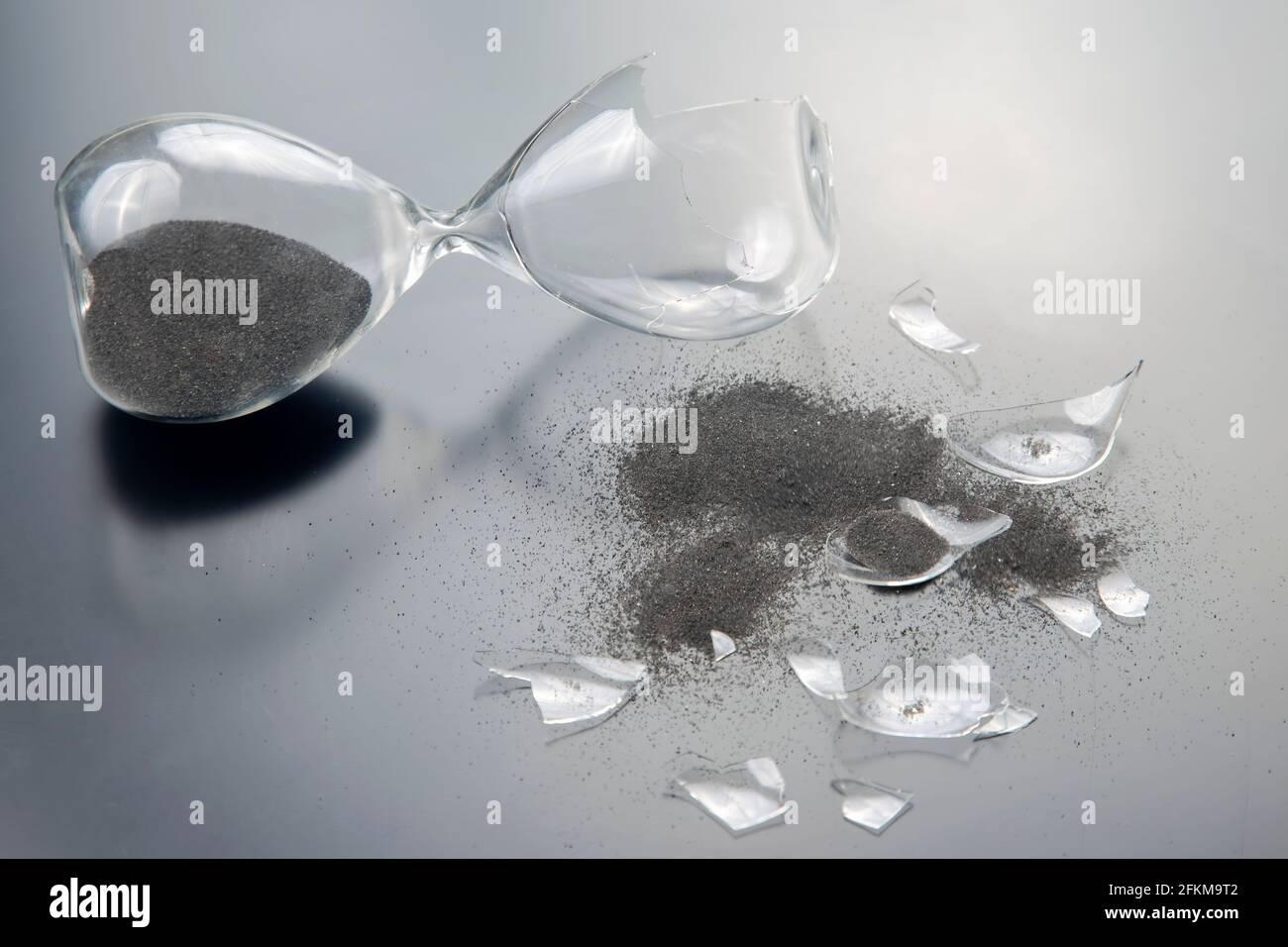 Broken hourglass hi-res stock photography and images - Alamy