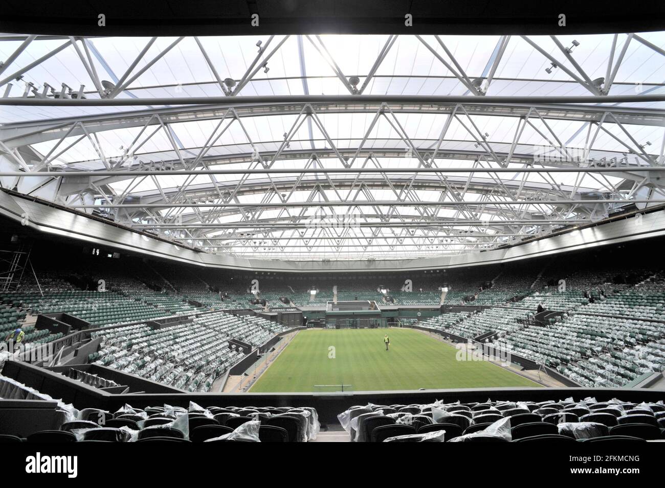 WIMBLEDON NEW CLOSING ROOF 21/4/09. PICTURE DAVID ASHDOWN Stock Photo ...