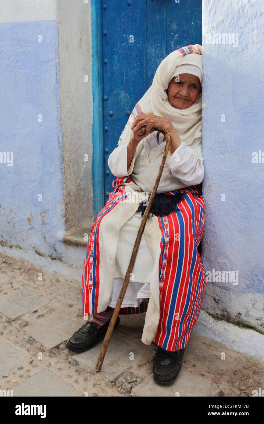 Woman in traditional berber clothing hi-res stock photography and ...