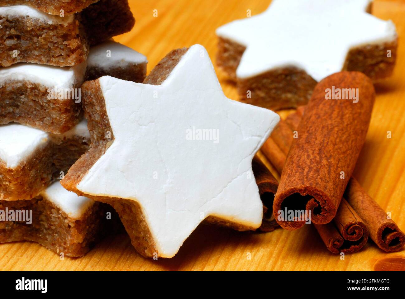 Cinnamon stars, hazelnut biscuits with cinnamon, Christmas cookies ...