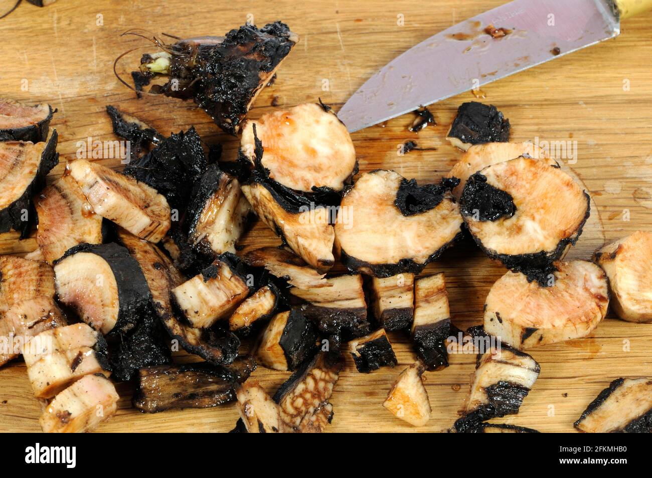 Comfrey root (Symphytum officinale), comfrey root, knife Stock Photo ...