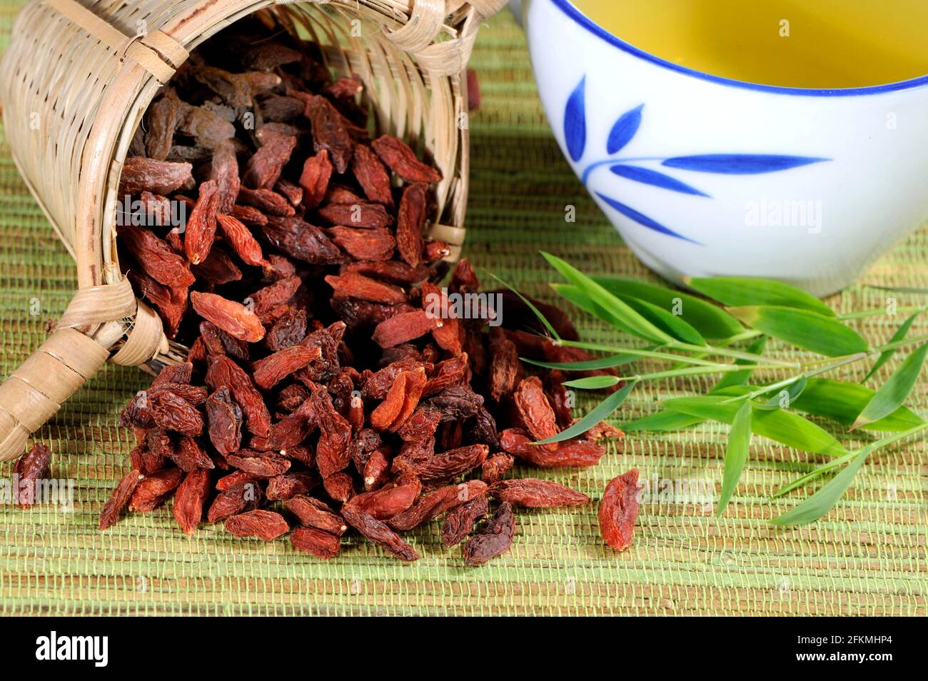 Goji berries (Lycii Fructus), tea mixture, Chinese medicine Stock Photo ...