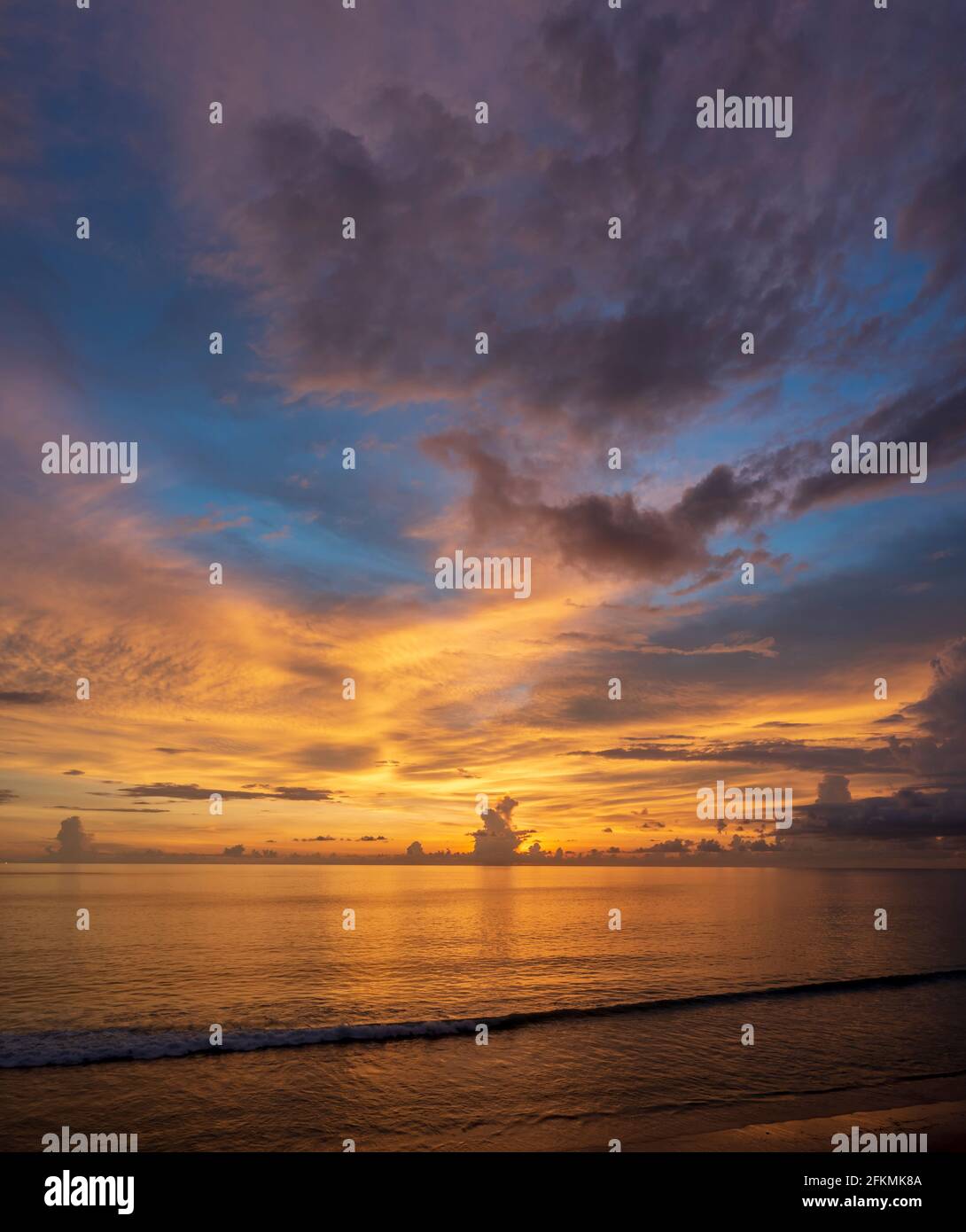 Beautiful of panorama vertical sunset over the clam sea with cloud sky ...