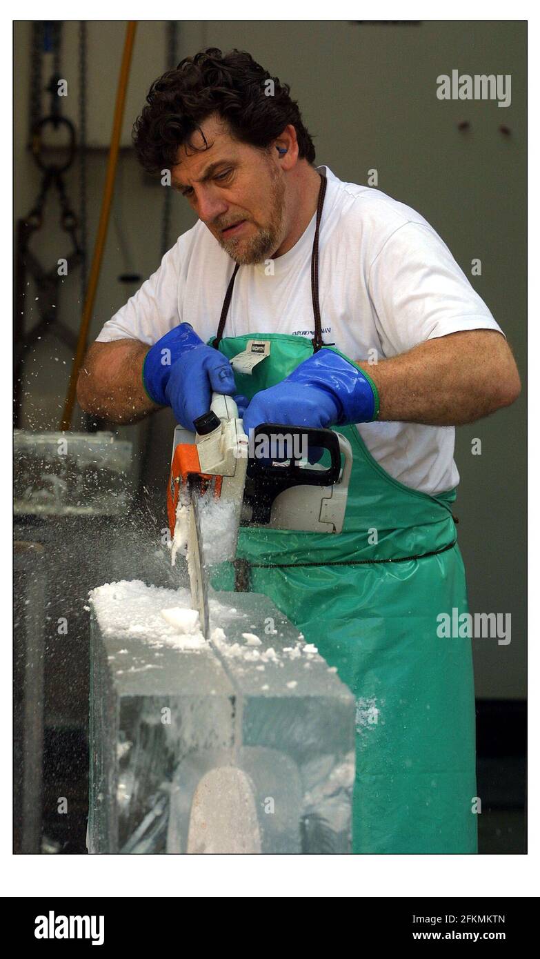 Duncan Hamilton ice sculptor at work at his studio in Wimbledon Stock ...