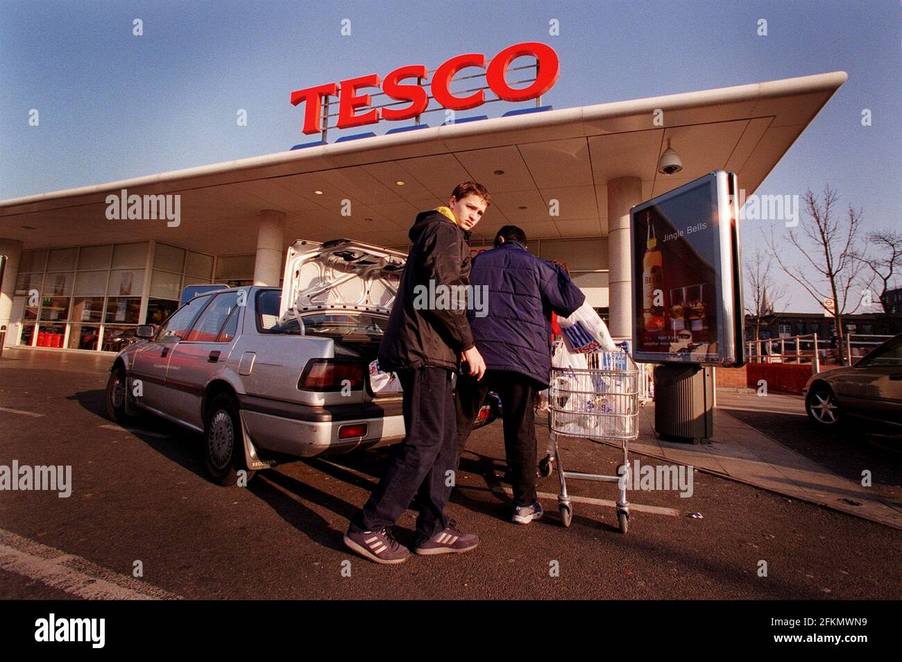 Tesco Supermarket January 2000Hackney Tesco Supermarket customers at ...