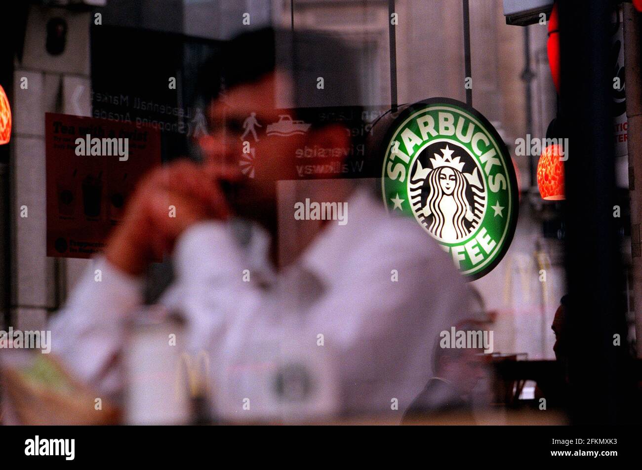 STARBUCKS COFFEE SHOP IN THE CITY. PHOTOGRAPH BY MARK CHILVERS. 14/8/00 ...
