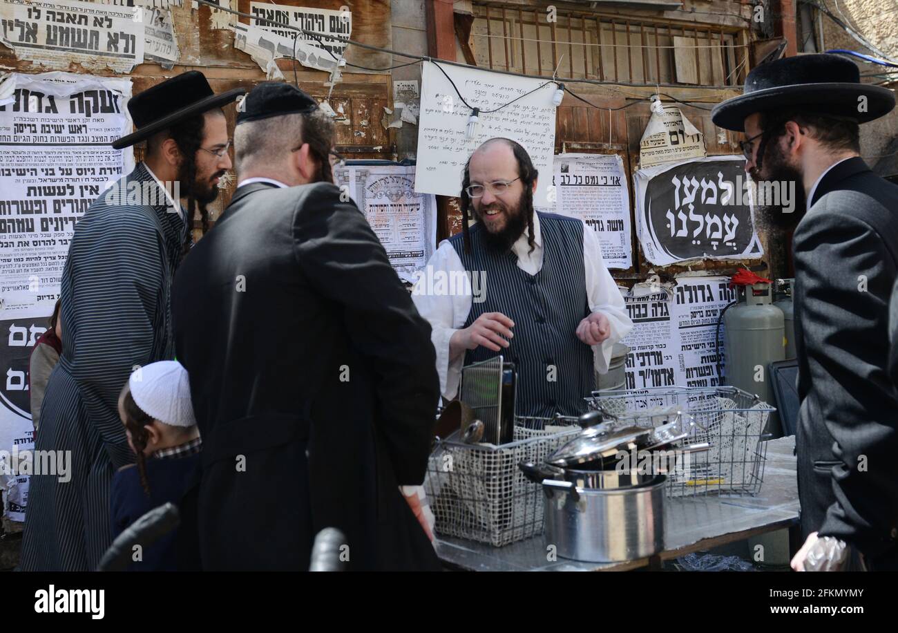 A Haredi Jew dip cooking utensils in boiling water in a process called ...